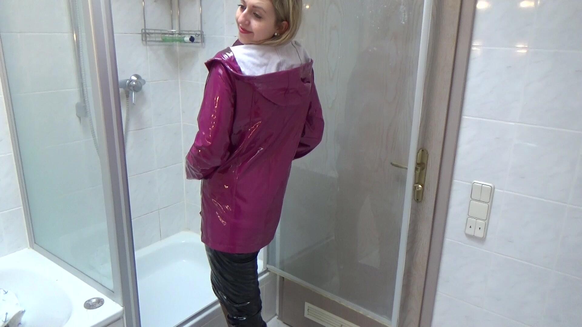 SEXYRAINWEAR.online | Raincoat fetish in lilac and black (07:48 min)